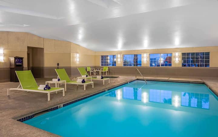 2 Queens | La Quinta Nellis | Pets Allowed - North Las Vegas, NV