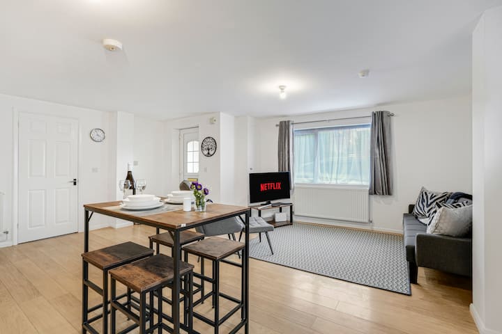 Stylish Central Flat, Walk To Station - Bedfordshire