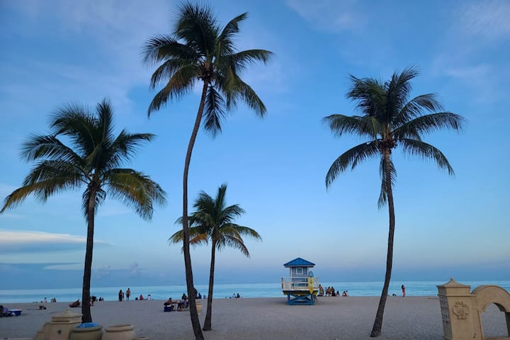 Entire Studio On The Hollywood Beach Boardwalk - Hollywood, FL