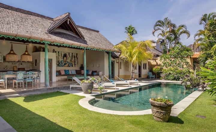 Villa Aisis Stunning Tropical Oasis In Seminyak - Kuta