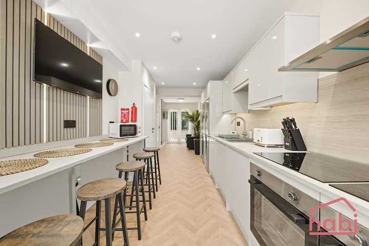 Perfect For Groups | Stylish 6 Bedroom | Sleeps 12 - Norwich