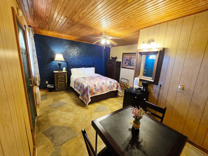 Rustler's Hideout | 1 Queen + 1 Twin | Porch Views - Canton, TX