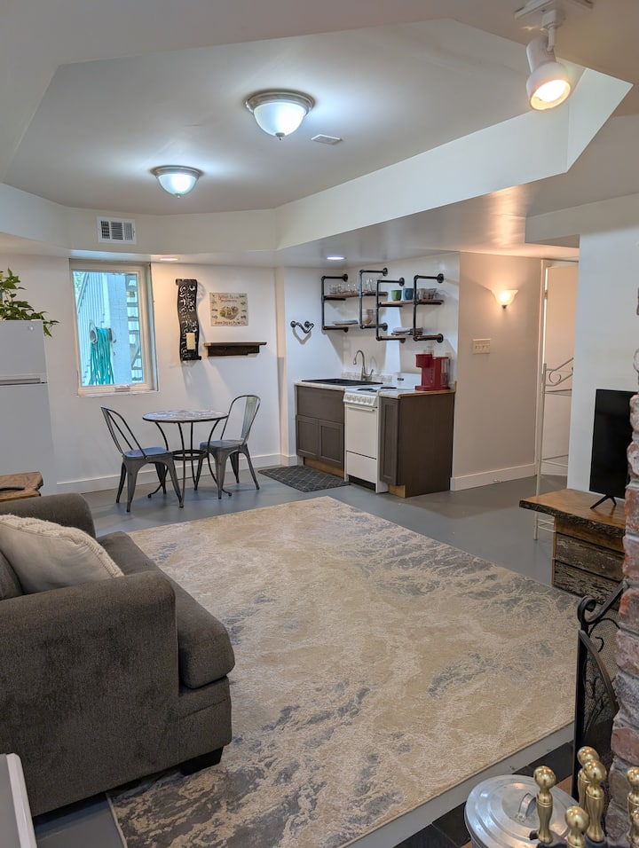 Charming Speak-easy Vibes - Fort Loudoun Lake, TN