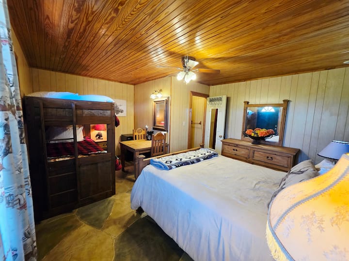 The Lodge | 1 Queen + 2 Twins | Porch Views - Canton, TX