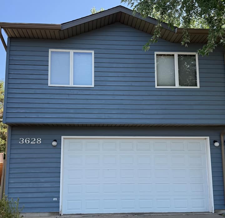 Four Level Home With Four Queen Beds - Fargo, ND