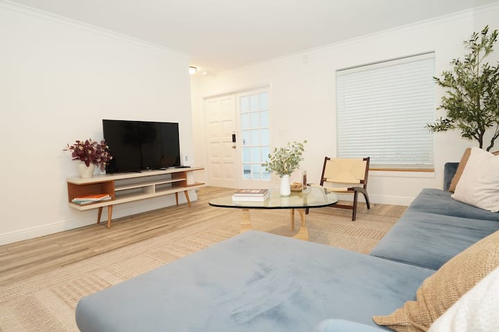 Cozy 2br Beach Retreat | 15 Mins Walk To Beach - Pompano Beach, FL
