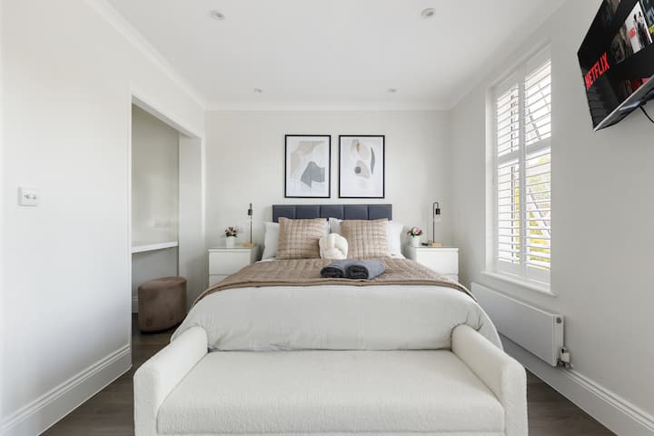 Hot Tub + Parking | Garden & Games Room! Sleeps 8! - London