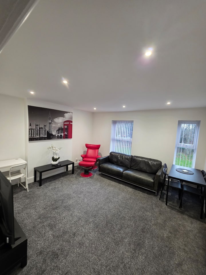 Spacious 2-bed Flat |Parking |Town & M6/m56 Access - Warrington
