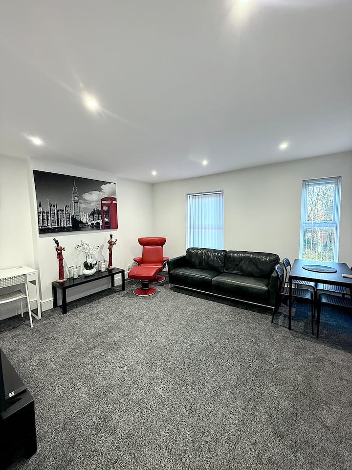 Spacious 2-bed Flat |Parking |Town & M6/m56 Access - Warrington