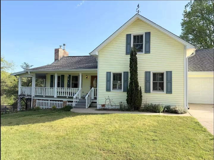 Tall Tales Farmhouse Retreat - Lake Lanier, GA