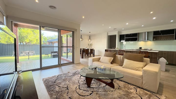 Modern Family Haven | Spacious 4br + Media Room - City of Wyndham