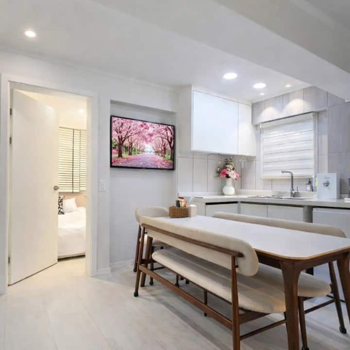 [신규할인]1층평지/계단없음/#arex#공덕역3분/9인/3침실/짐보관/2.5욕실#홍대#명동 - Seoul