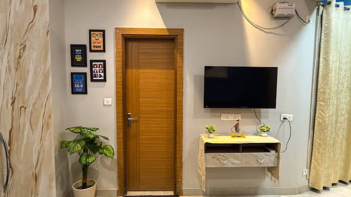 Haven Hideout — Near Spectrum Mall & Sec 50 Metro - Noida