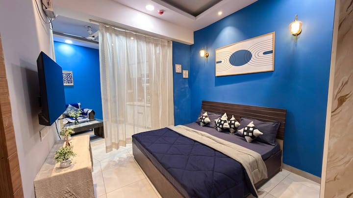 Haven Hideout — Near Spectrum Mall & Sec 50 Metro - Noida