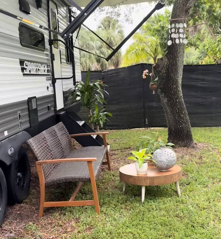 Modern Luxury Retreat, Your Cozy Tiny Home - Coral Springs, FL