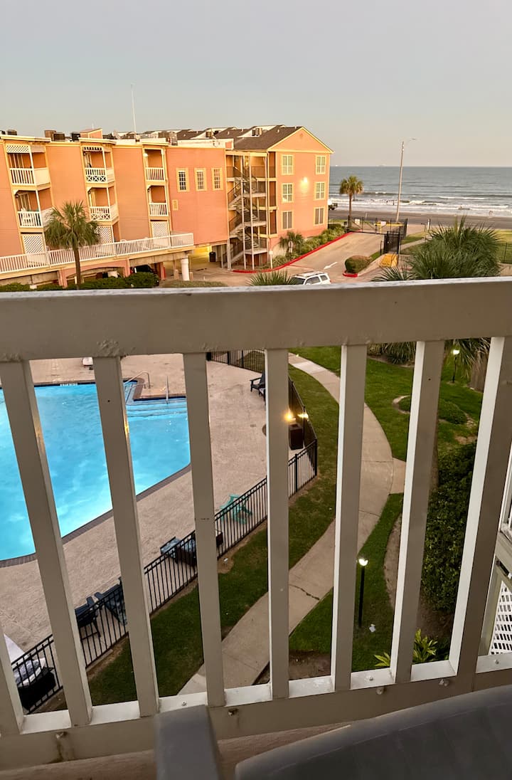 Beach/pool Views Stunning From Condo And Balcony! - Galveston, TX