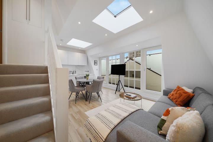 2bed Penthouse W/ Balcony • Near Clapham Junction - Surbiton