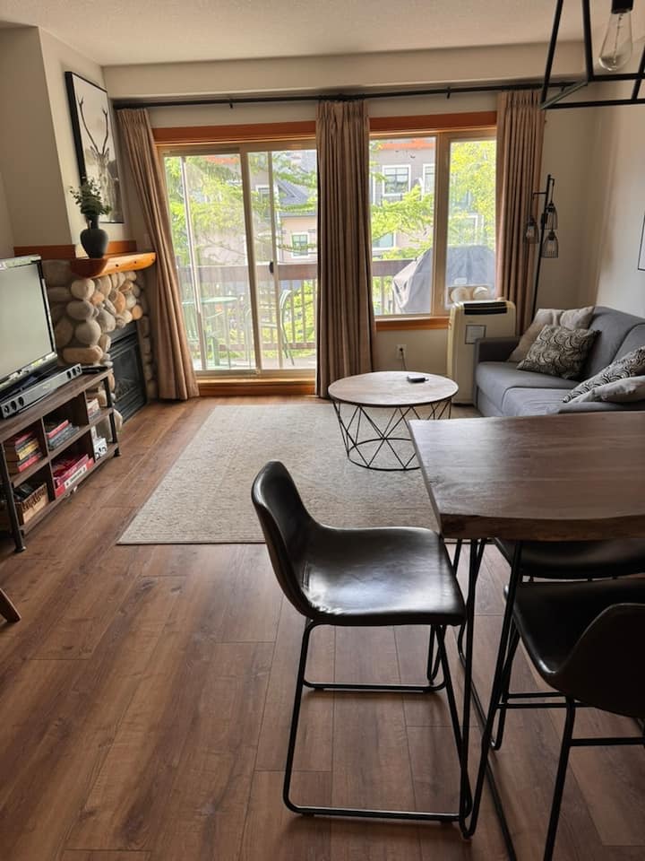 Rundle Retreat - Walking Distance To Downtown! - Canada