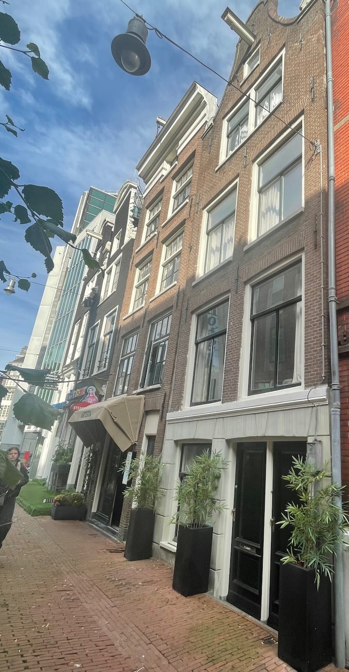 Traditional Amsterdam Town House In Old Amsterdam - Amsterdam