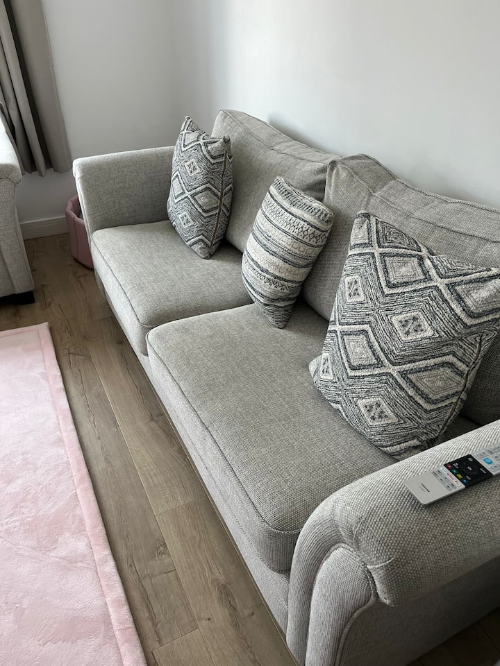 A Lovely Open Space 2 Bedroom Available& 1 Nursery - Cheltenham