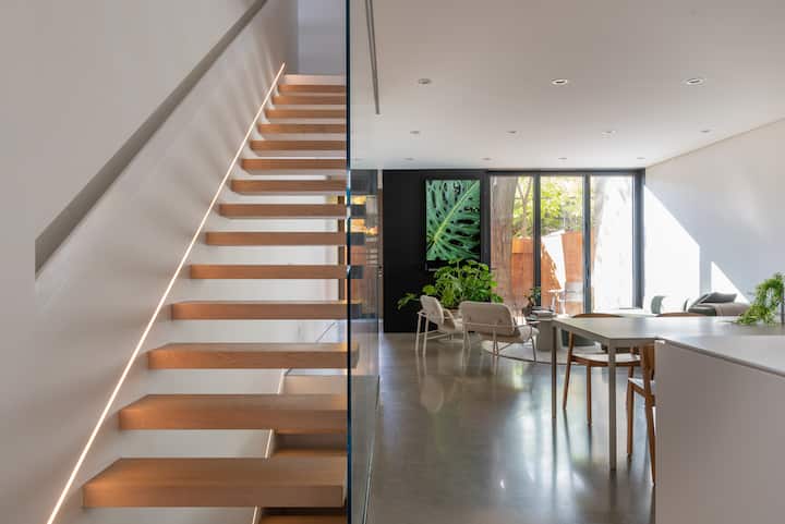 Luxury Urban Treehouse | 4 King Suites & Cinema - Montreal