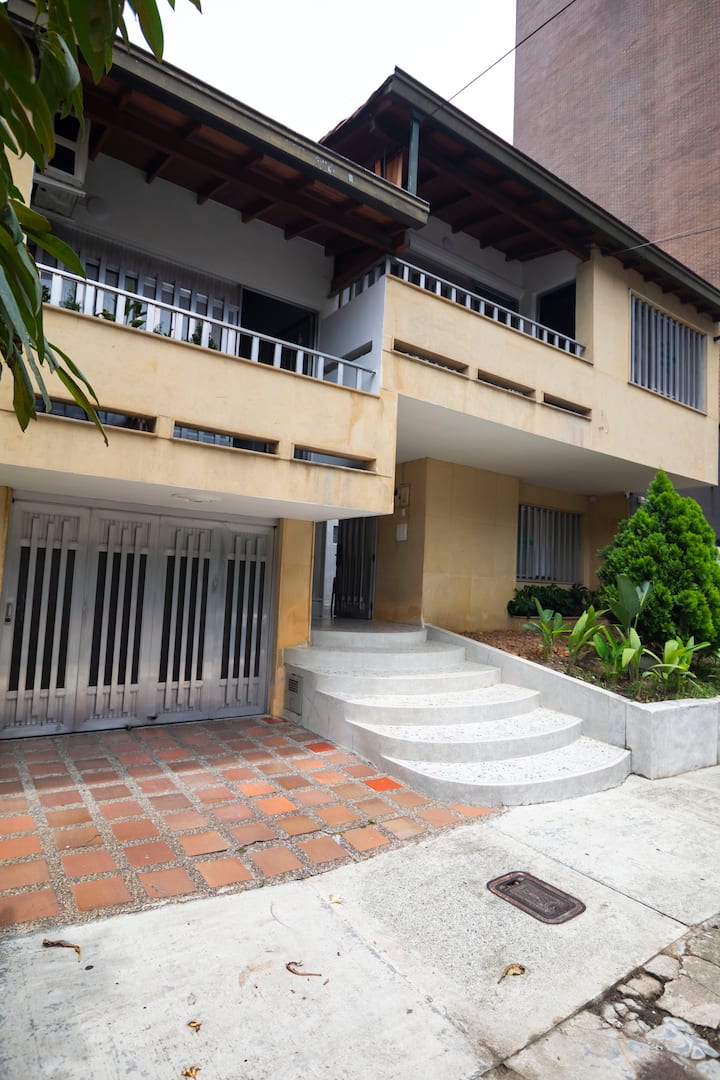 Spacious Laureles Home With Comfort And Parking - 메데인