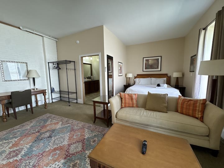 101 Studio Apt. Near Dwntwn - Med/long Term - Mars Hill, IN