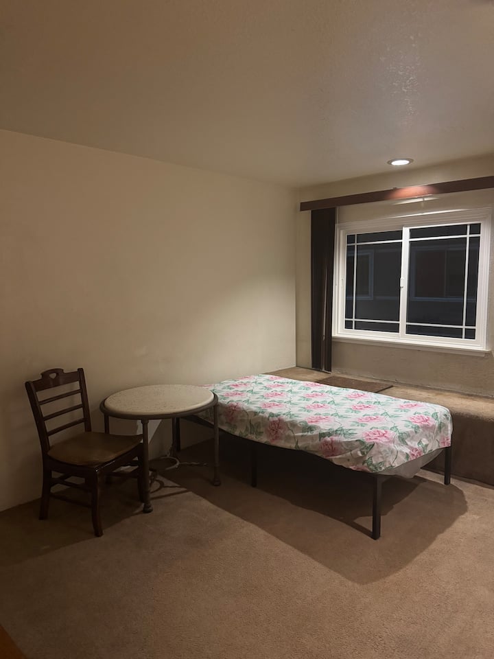Small Studio Apartment Room 3 - Downtown Reno - Reno