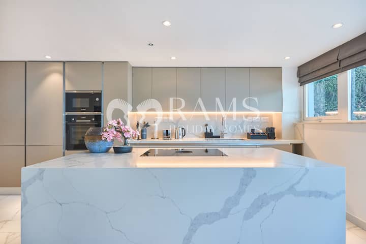 Contemporary Chic | Elegant Marble & Bright Living - Dubái