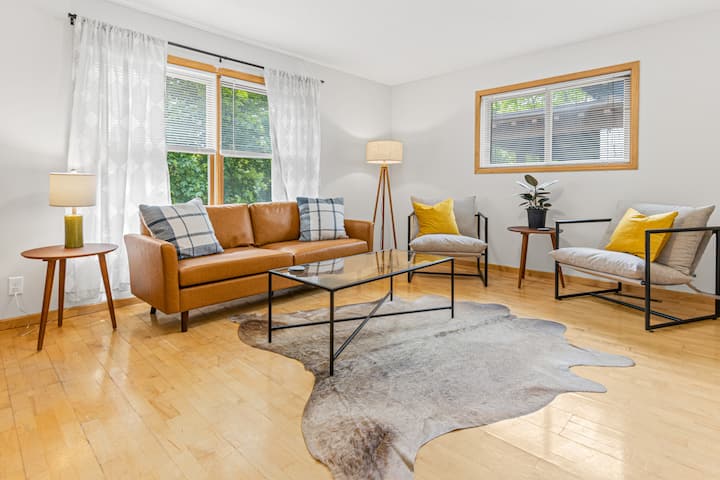 Family & Group Stay With Game Room Garage - Saint Paul, MN