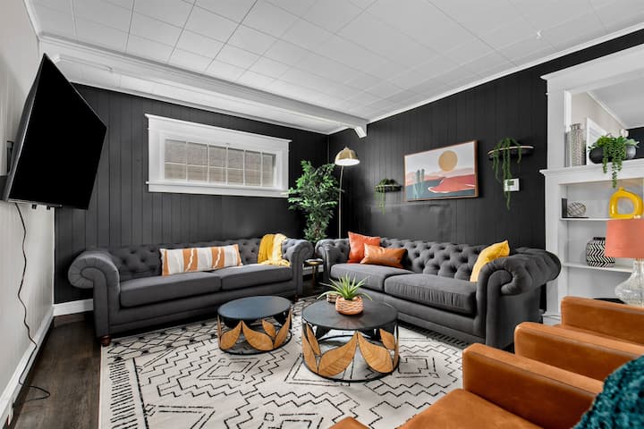 Roomy Central Hub • Games, Fire Pit & Downtown Fun - Oshkosh, WI