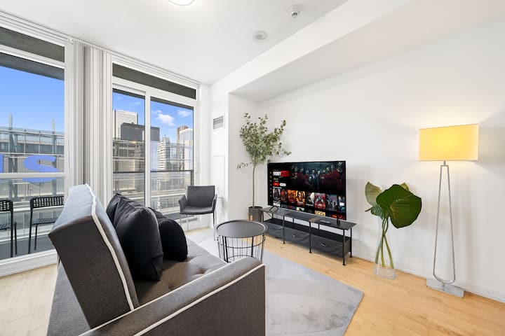 Maple Leaf Square 1br Condo W/ Cn Tower City Views - Toronto