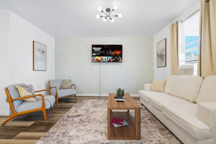 Modern Cozy Stay | Queen Beds + Parking & Yard - Pittsburgh, PA