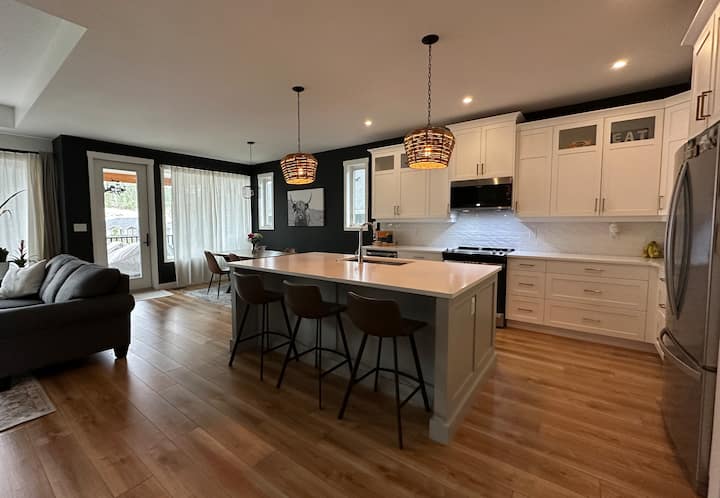 Newer 3+ Bedroom Home In Penticton. - Penticton