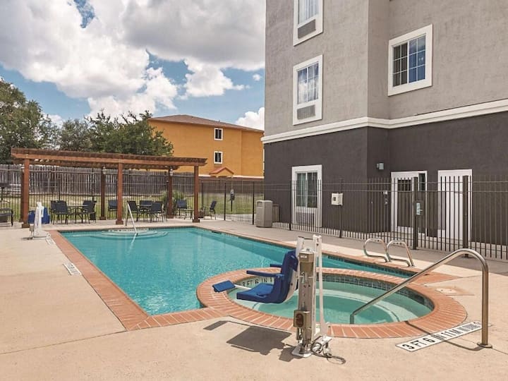 King Sofa Bed | Laquinta San Antonio | Pool - Helotes, TX