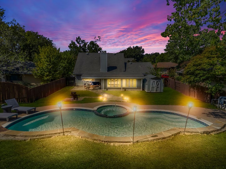 Hot Tub Pool Big Foot Lux Backyard - Euless, TX