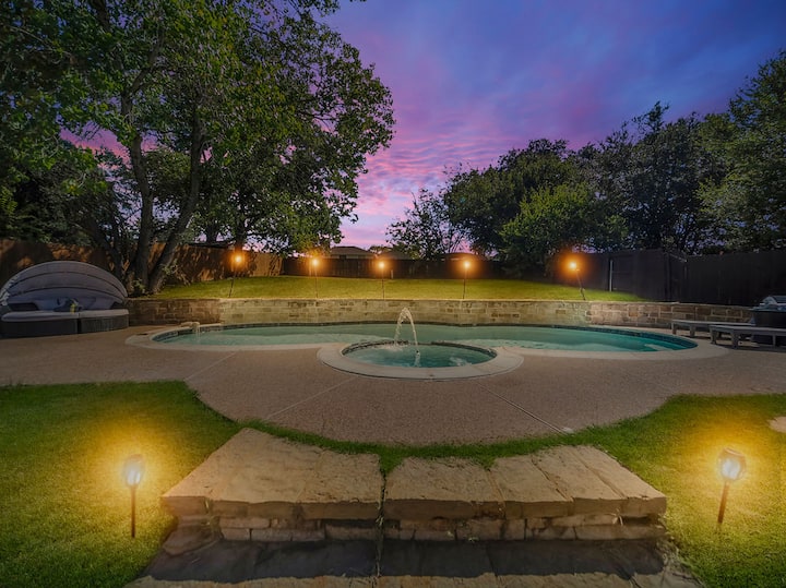 Hot Tub Family Game Room Lux Living Space - Grapevine, TX