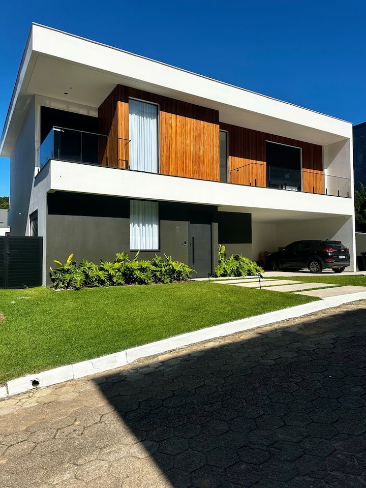 Modern Family Home With Pool, Canasvieiras/jurerê - Florianópolis