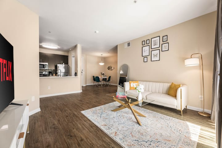 Lux Marina View Oasis 2 Bd | Free Parking & Pool - Venice Beach, CA