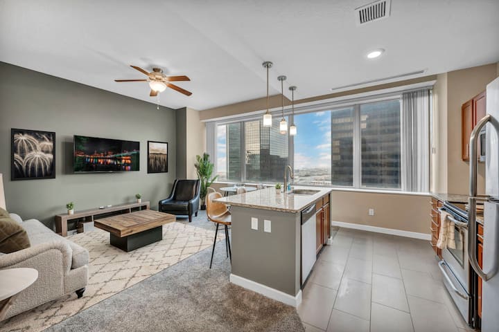 Downtown Suite W/ Amazing Views - Cleveland