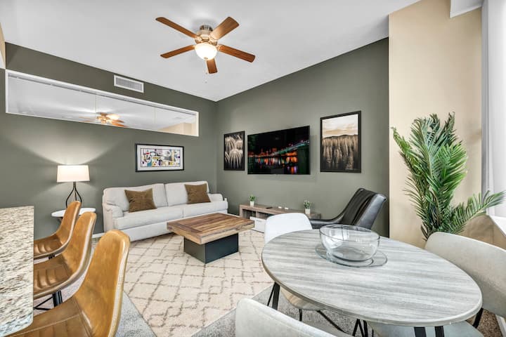 Downtown Suite W/ Amazing Views - Cleveland, OH