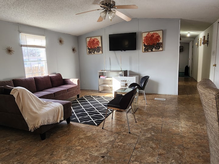 Farmington Gated Retreat, Full Kitchen — Sleeps 7! - Farmington, NM