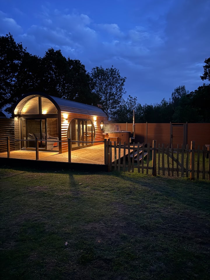 Luxury House Pod & Wood Fired Hot Tub Highland Cow - Tamworth Castle