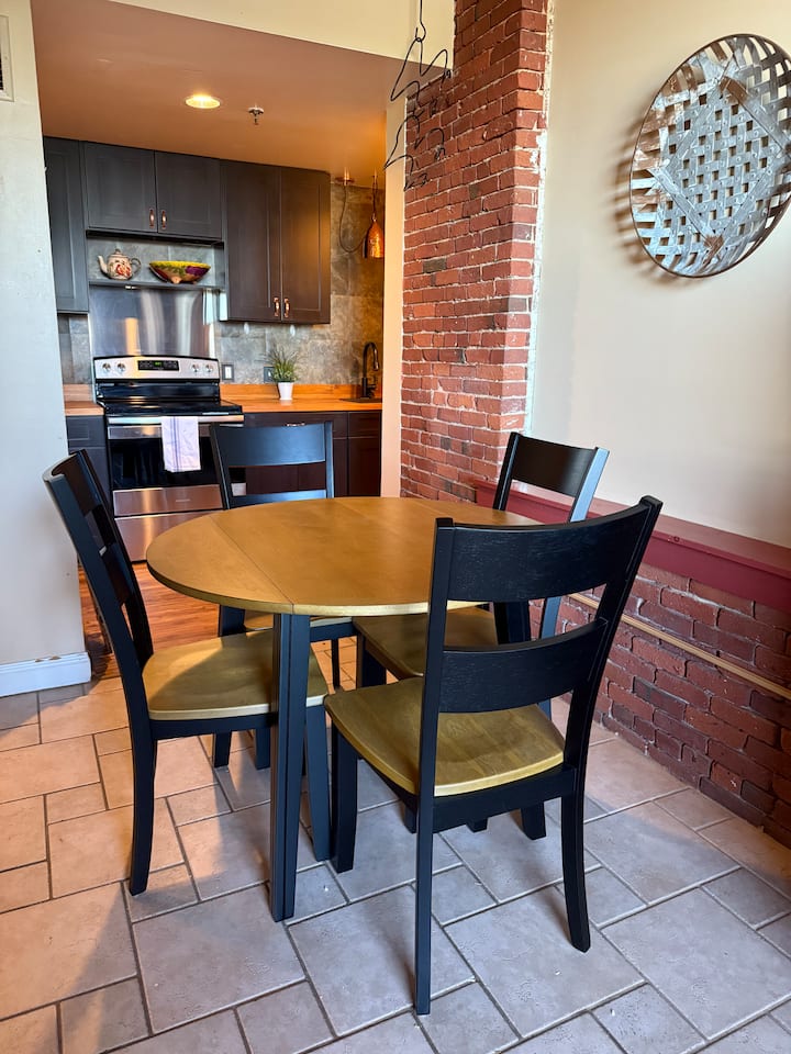 Apartment In Park Setting Across From Hospital - Manchester, NH