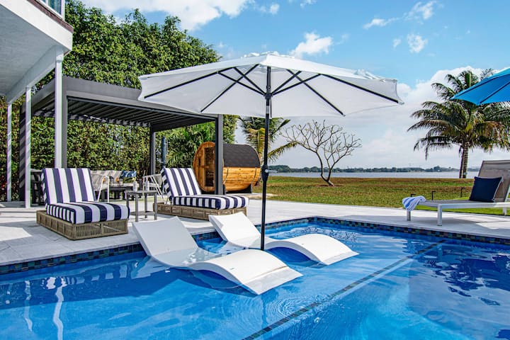 Lakefront Heated Pool | Sauna | Hot Tub | Golf Sim - The Bahamas