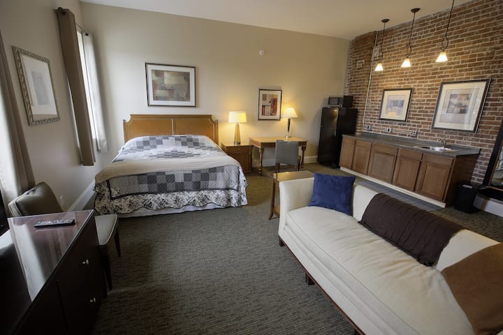 Studio Apt, Downtown Indy! Long Term Friendly! - Indianapolis, IN
