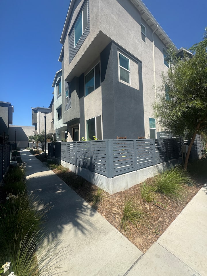 Special Room With Queen Size Bed And Large Tv - Irvine, CA