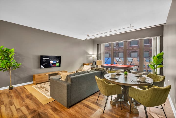 Play & Stay Loft Central, Comfy, Free Parking - Cleveland, OH
