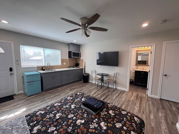 Room With Private Bathroom And Kitchen - La Puente, CA