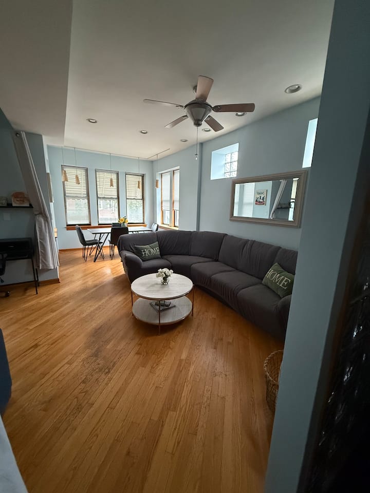 Stylish Chicago 1.5br, 1 Bath + Sleeper Sofa Condo - Old Town Triangle - Chicago